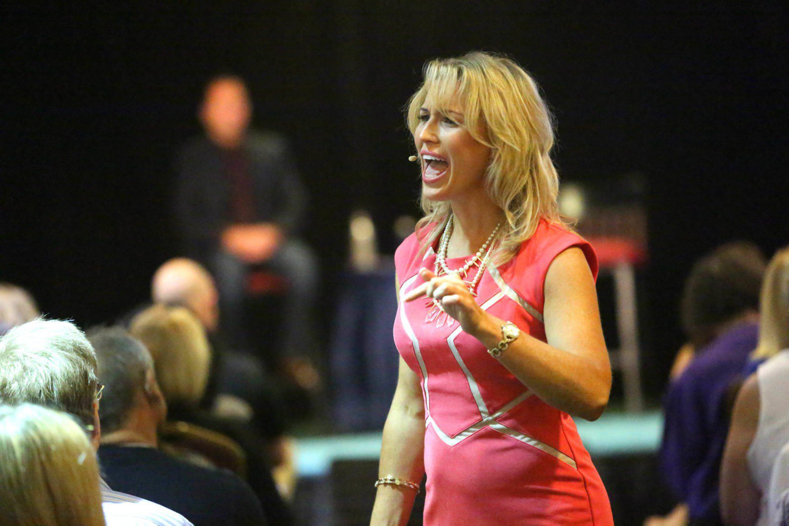 Speaking On Stage: 10 Tips to Instantly Improve Your Stage Presence and ...